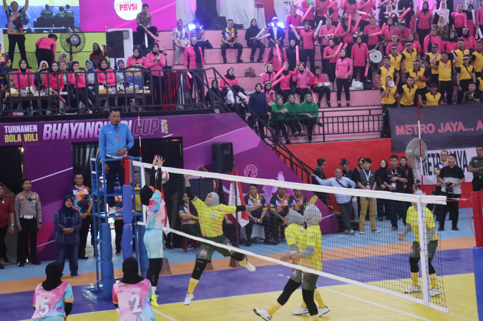 Bhayangkari Cup 2024 Zona 3 Resmi Dibuka di GOR Way Handak - KUPASnews.com